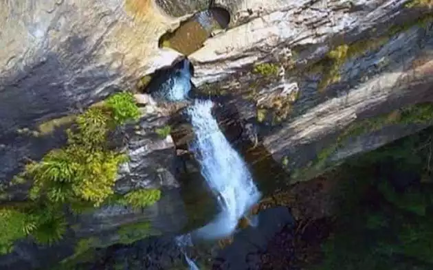 Diyaluma Falls: Dive into Nature's Refreshing Pool Paradise