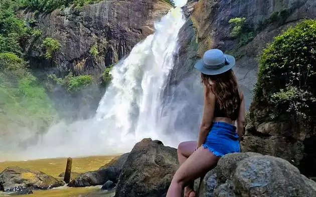 Dunhinda Falls: Embrace Nature's Magic on a Scenic Stroll
